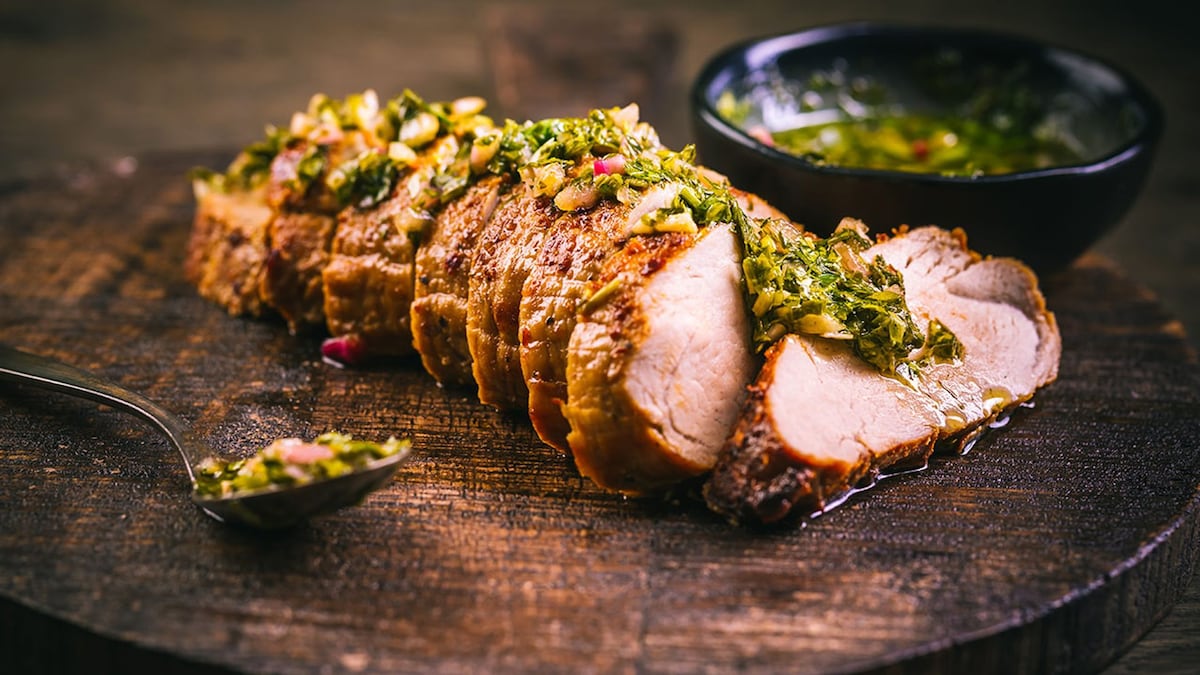 Solomillo de cerdo al horno con chimichurri, receta fácil y económica