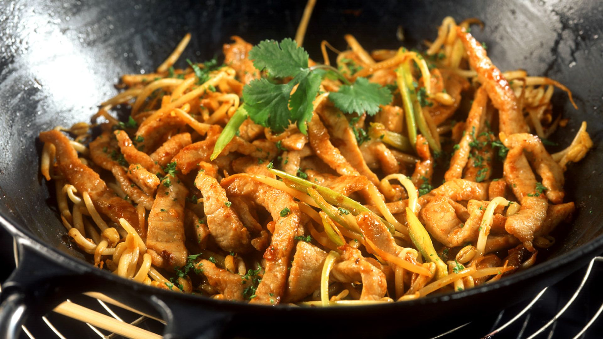 Wok lomo de cerdo con puerros y cilantro