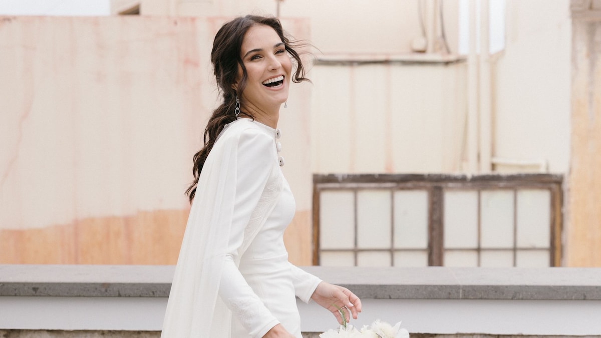 Marina, la modelo que se casó en Canarias con un vestido con capa ¡y se cortó el pelo en plena boda!