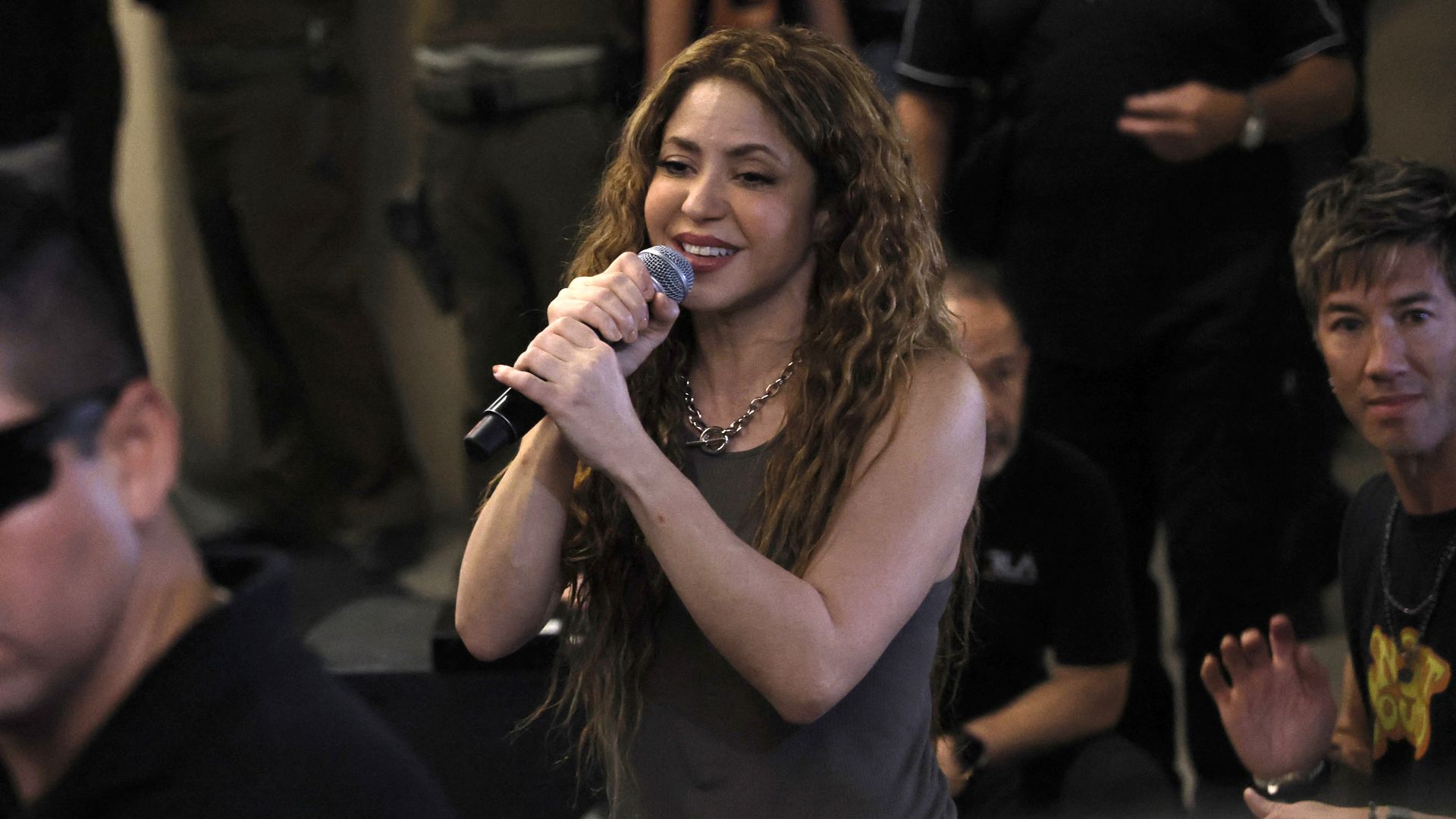 Shakira le canta a sus fans chilenos desde su hotel tras la cancelación ...