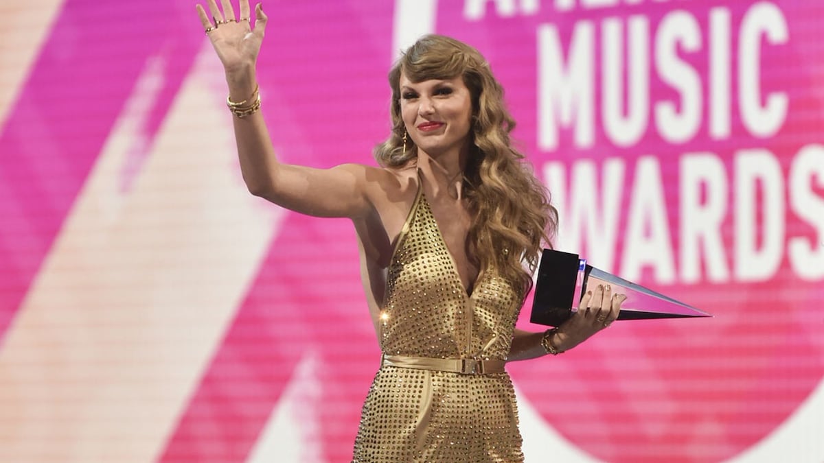 American Music Awards 2022: el de Taylor Swift y otros looks de la noche