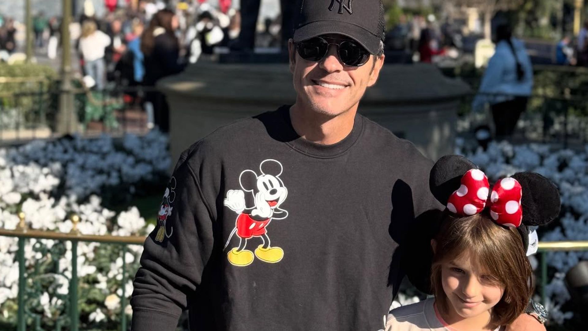 Mauricio Ochmann y su hija Kailani se divierten juntos en Disneyland ...
