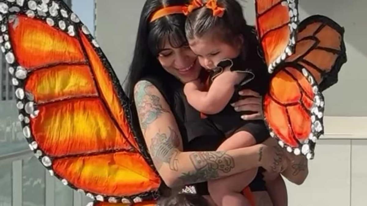 Cazzu llega a México con Inti y así reacciona cuando le preguntan por Christian Nodal | ¡HOLA!