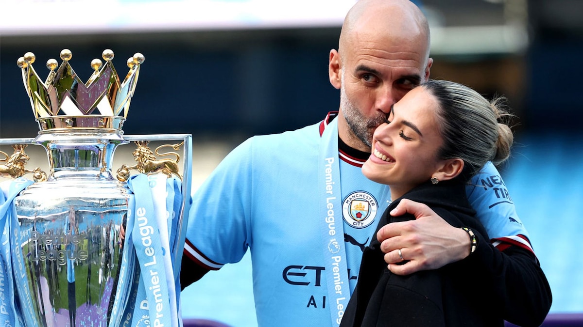 Pep Guardiola celebra con su mujer, sus hijos y su padre el título del City