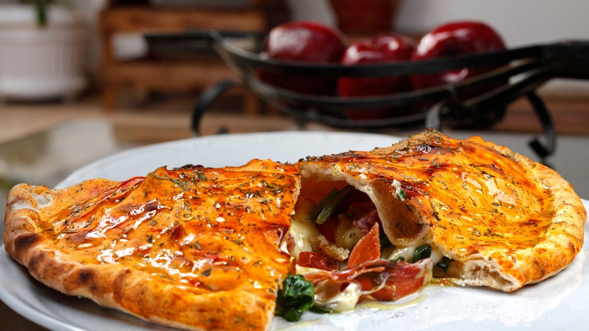 'Pizza calzone' rellena de verduras y jamón serrano