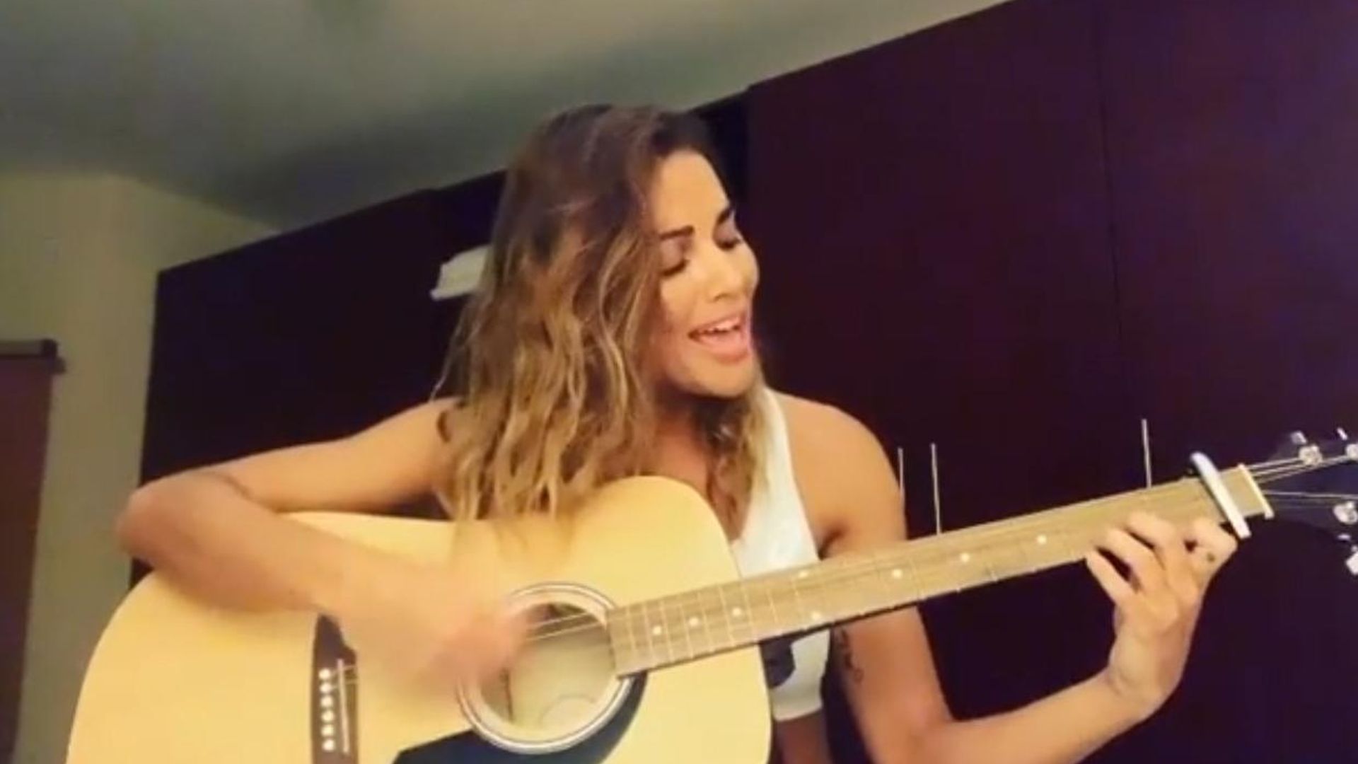 Lara Álvarez se arranca con su guitarra desde Honduras