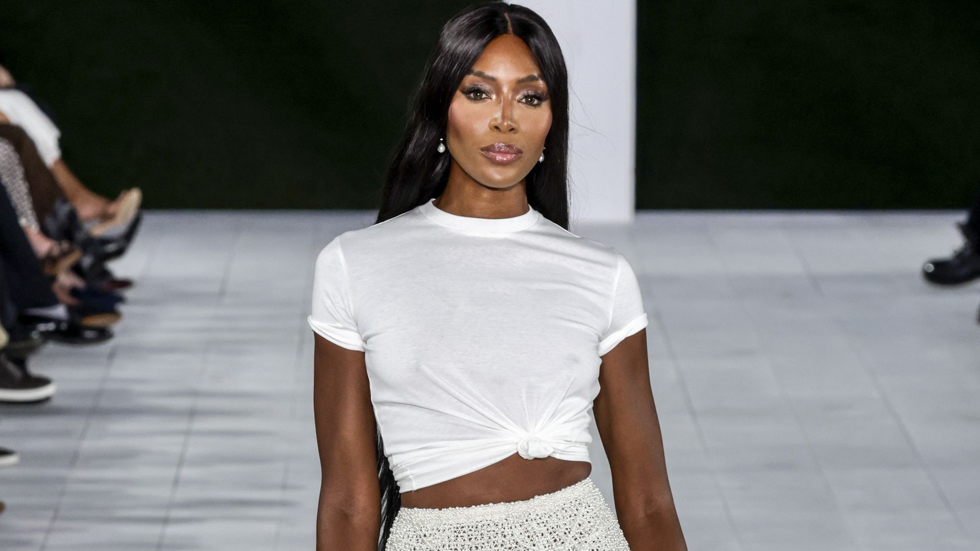 Naomi Campbell sorprende en el desfile de Ralph Lauren SS25 | ¡HOLA!