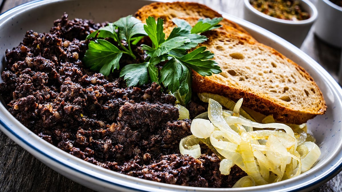 Morcilla con huevo y cebolla caramelizada