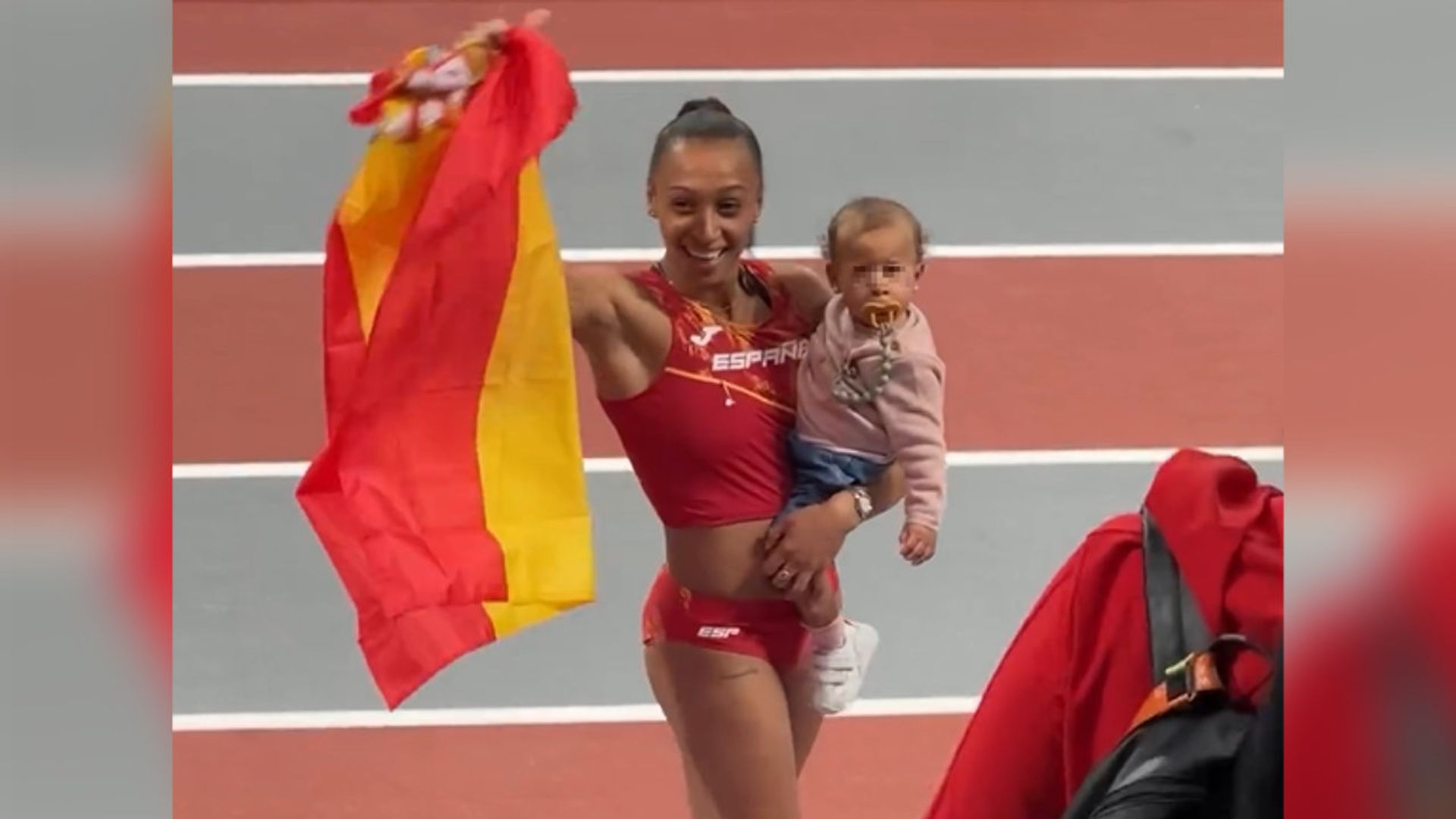 Ana Peleteiro celebra su medalla con su marido y su hija