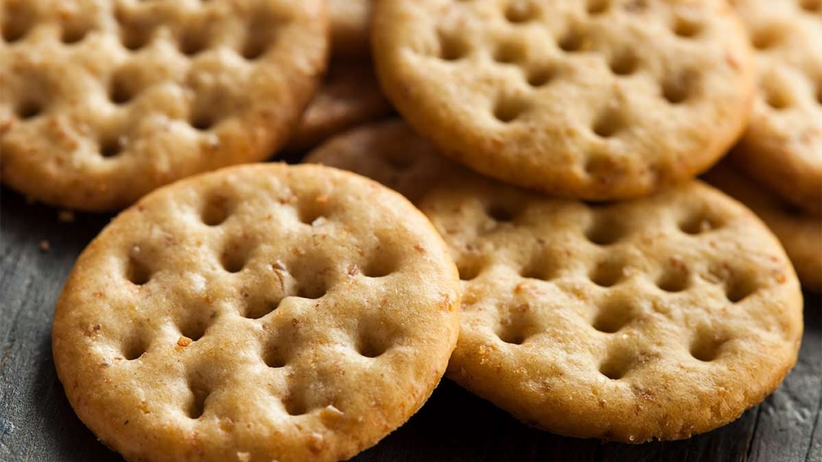 Galletas saladas caseras o 'crackers', un 'snack' perfecto a cualquier hora