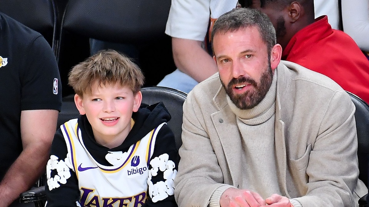 Ben Affleck y su hijo Samuel disfrutan de un partido de básquetbol ...