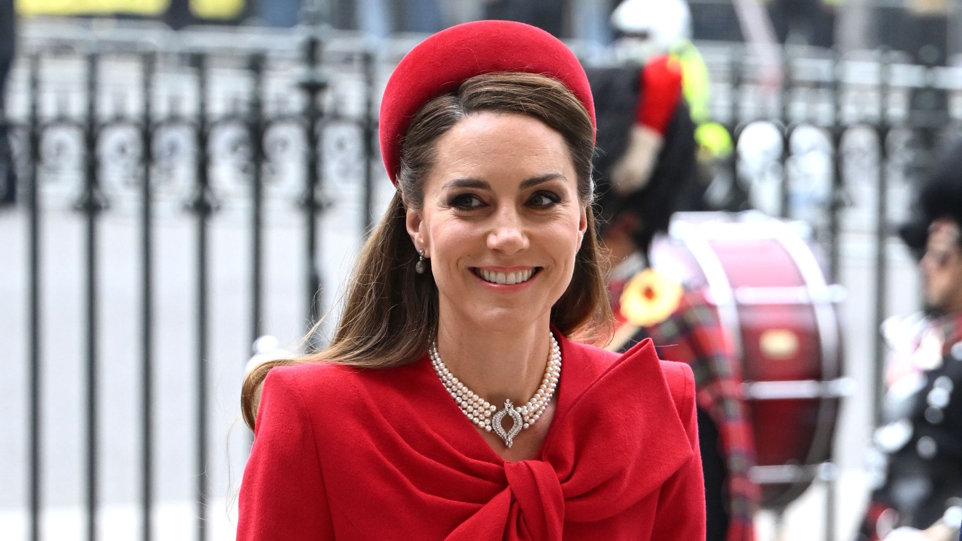 Kate Middleton recupera un precioso abrigo rojo de lazo con joyas de ...