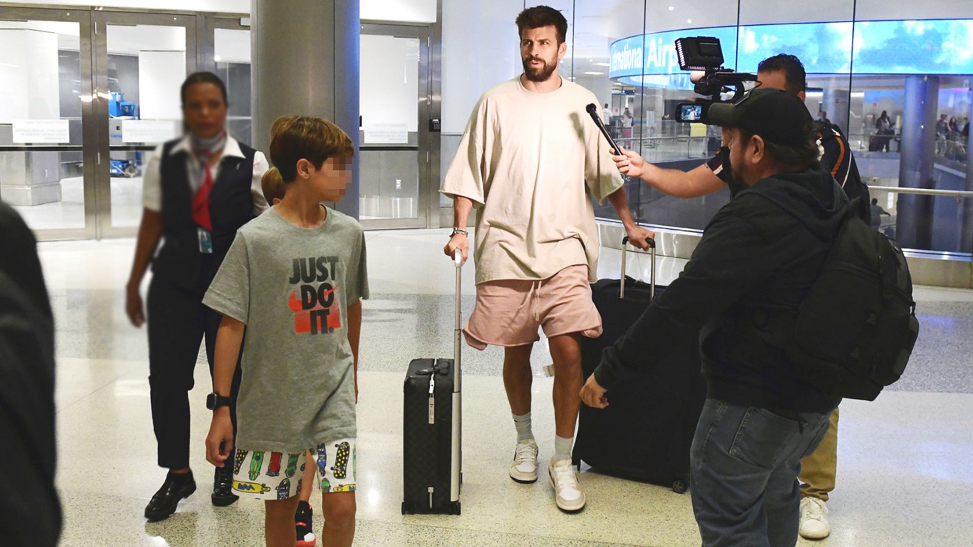Piqué llega a Miami con sus hijos tras su desacuerdo con Shakira