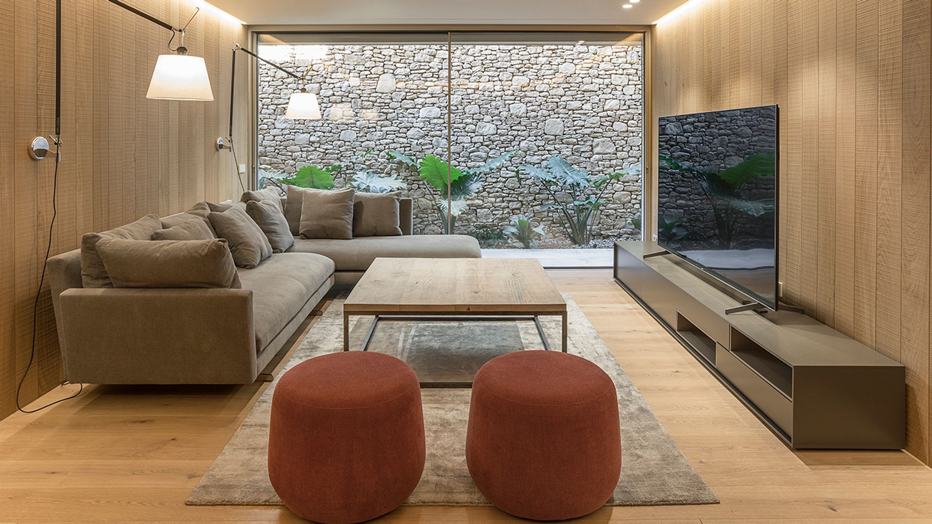 Ideas para integrar la televisión en el salón, sin cargarte la decoración