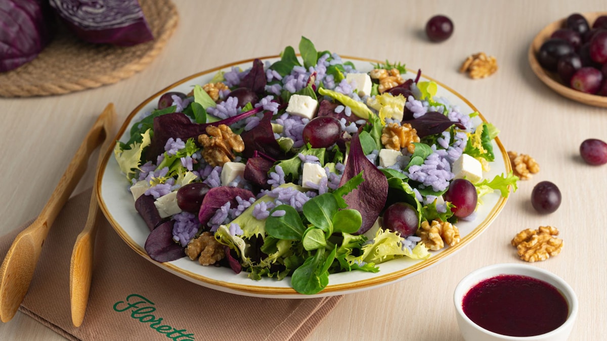 Ensalada de arroz de col morada con queso feta y uvas