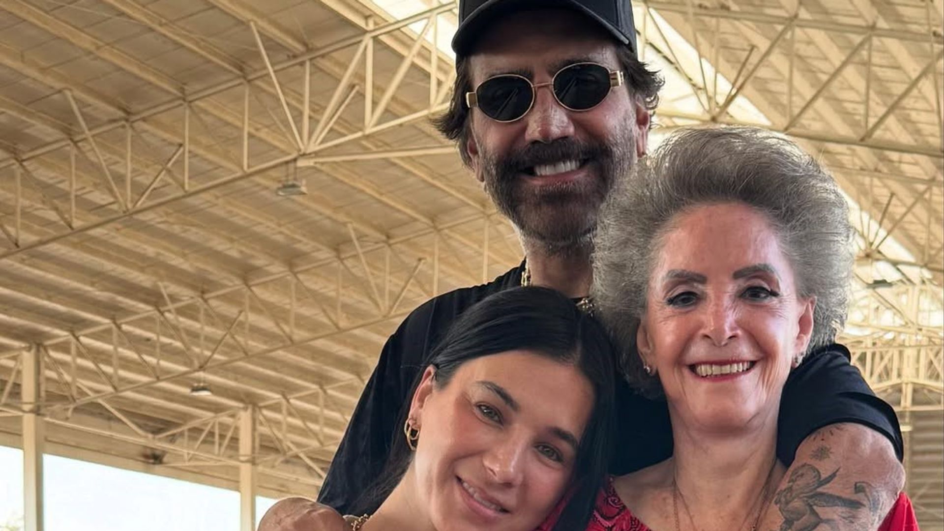 Alejandro Fernández y la emotiva visita a su mamá | ¡HOLA!