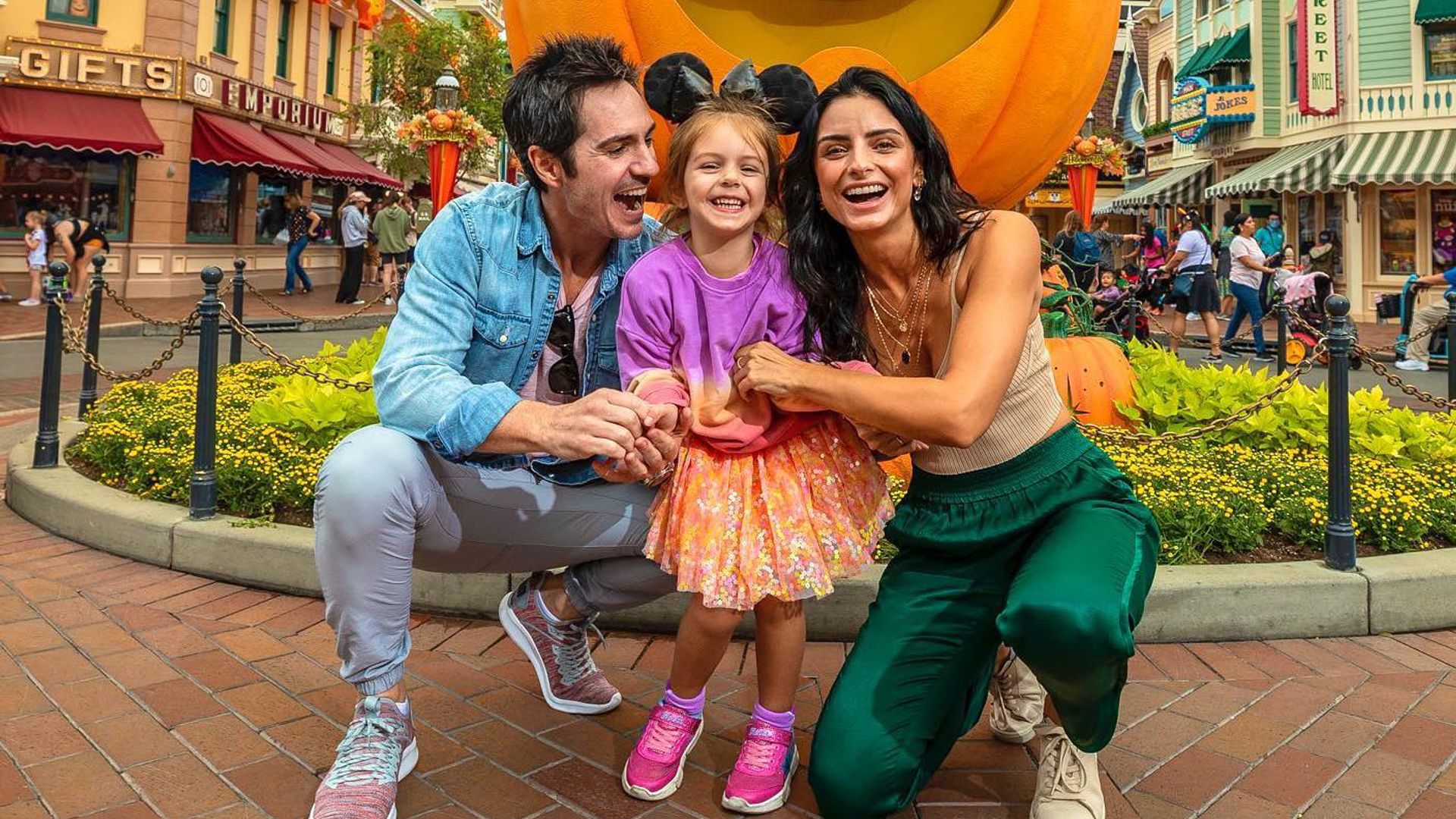 Asilinn Derbez, Mauricio Ochmann y Kai, juntos en Disney | ¡HOLA!
