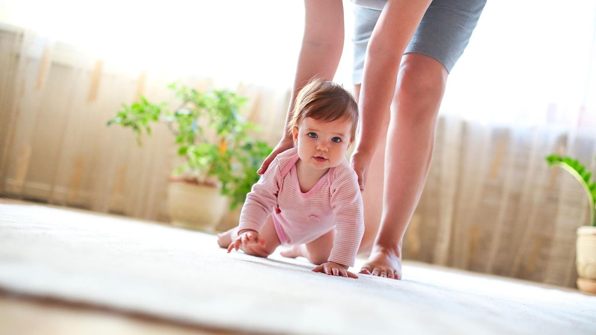 Qué ocurre si el bebé gatea de forma diferente