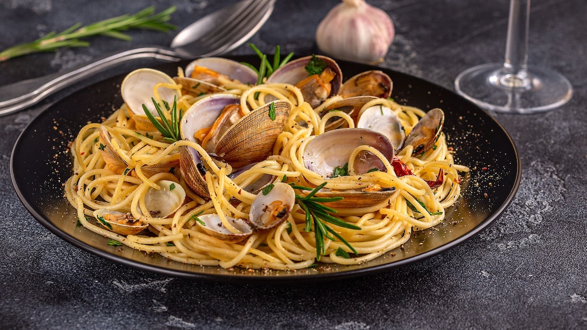 De los espaguetis con almejas a los tallarines con calamar: 14 recetas de pasta con sabor marinero
