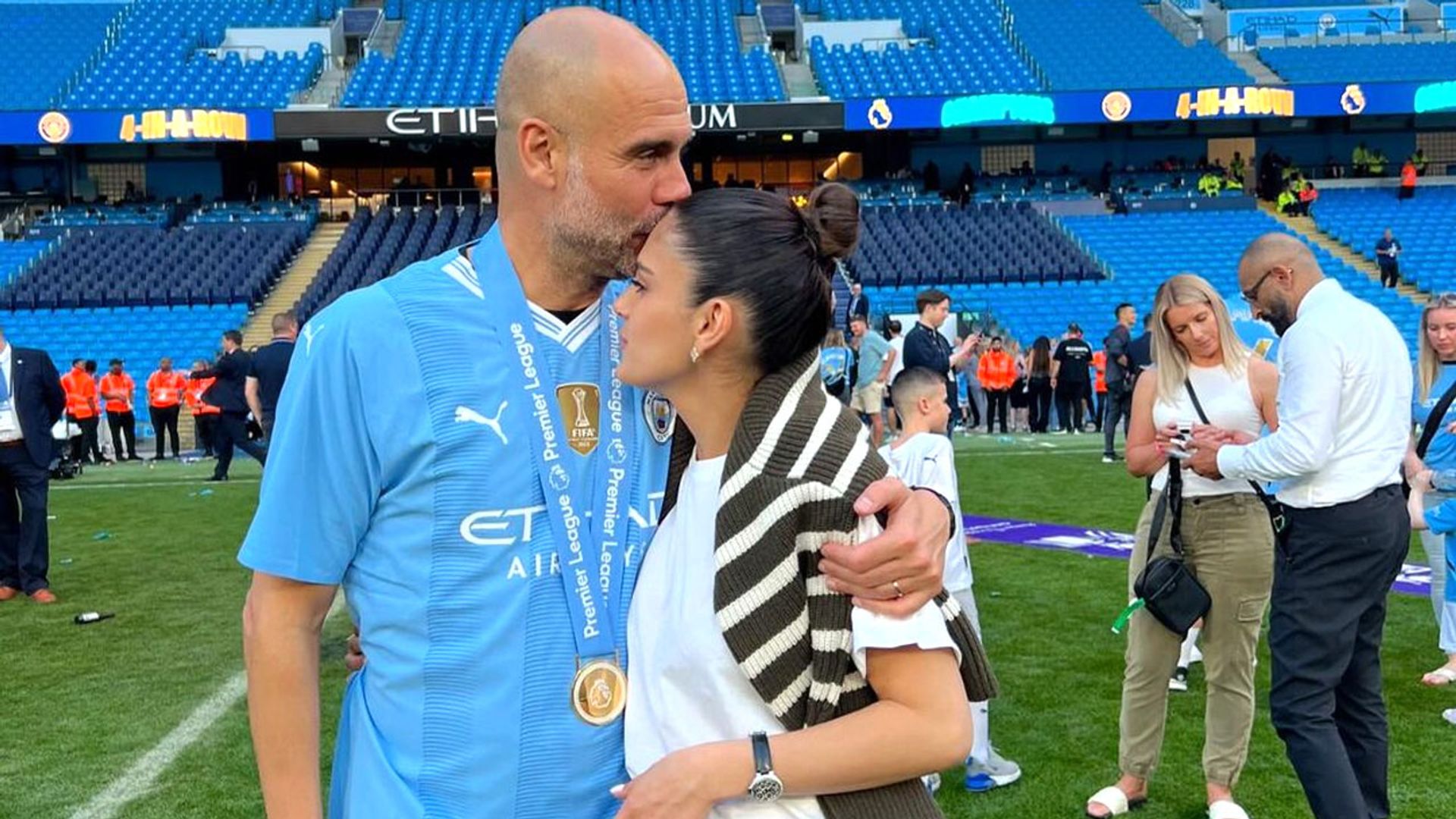 La gran celebración de la familia Guardiola: Pep, su mujer y sus hijas ...