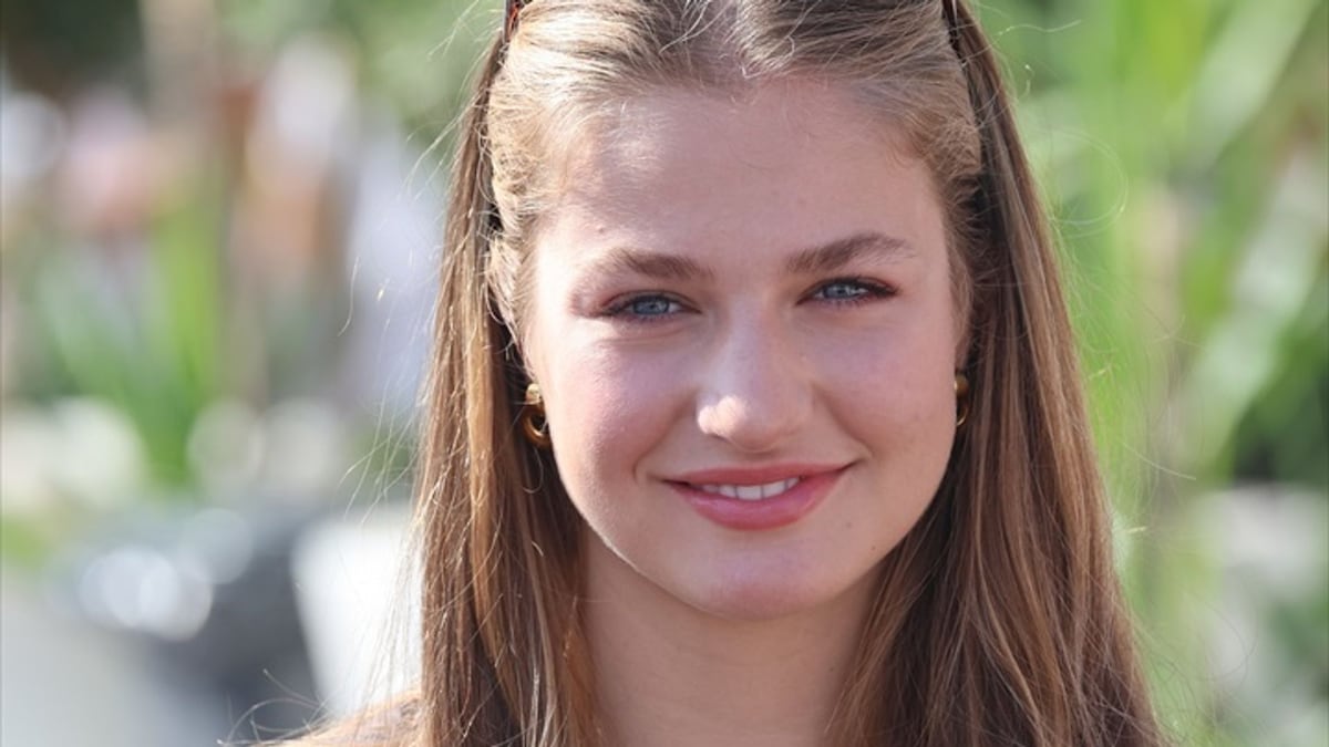 La princesa Leonor reaparece en Palma con un look de firma española y sus sandalias favoritas ...