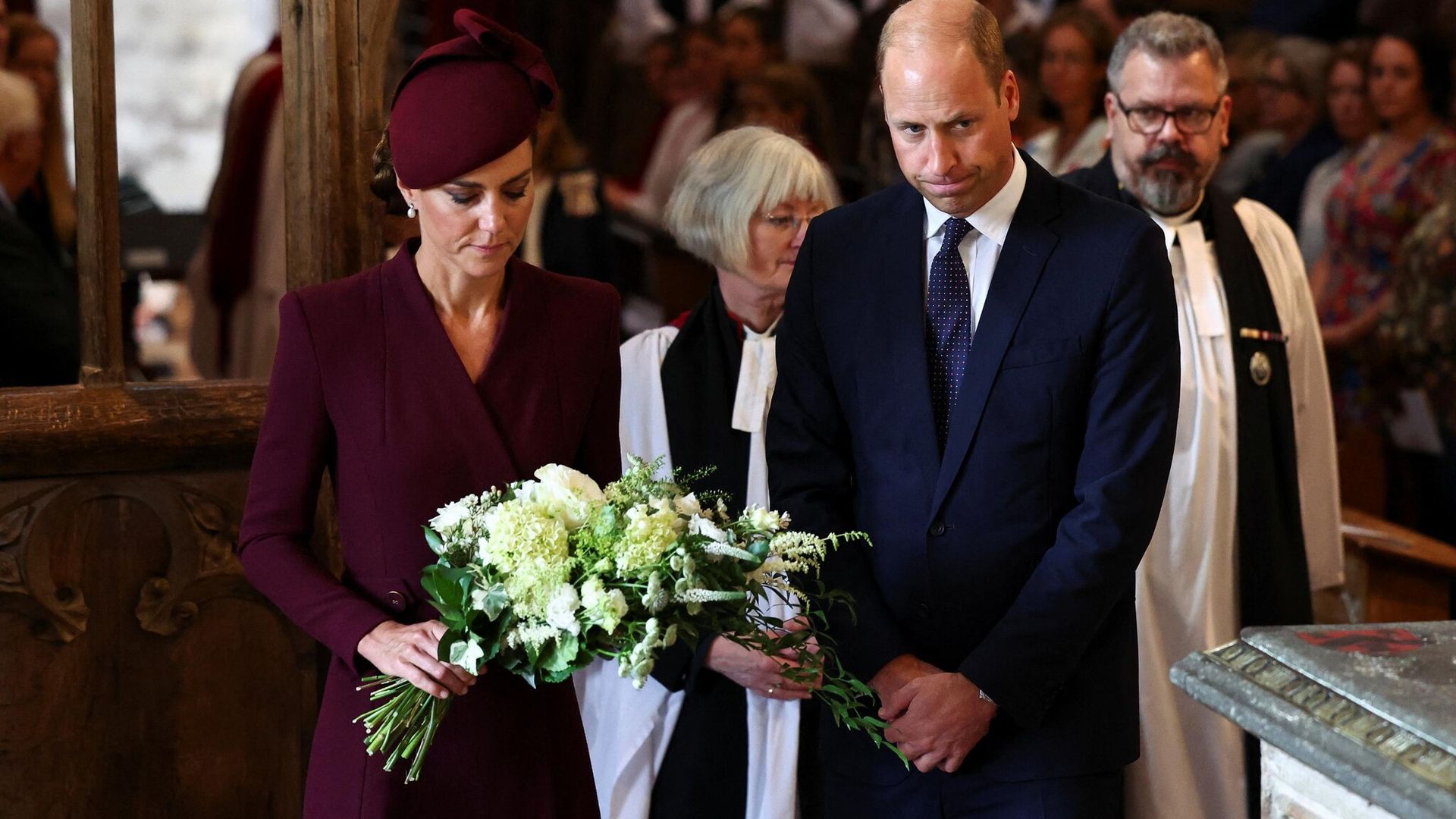 El príncipe William y Kate Middleton honran la memoria de la Reina ...