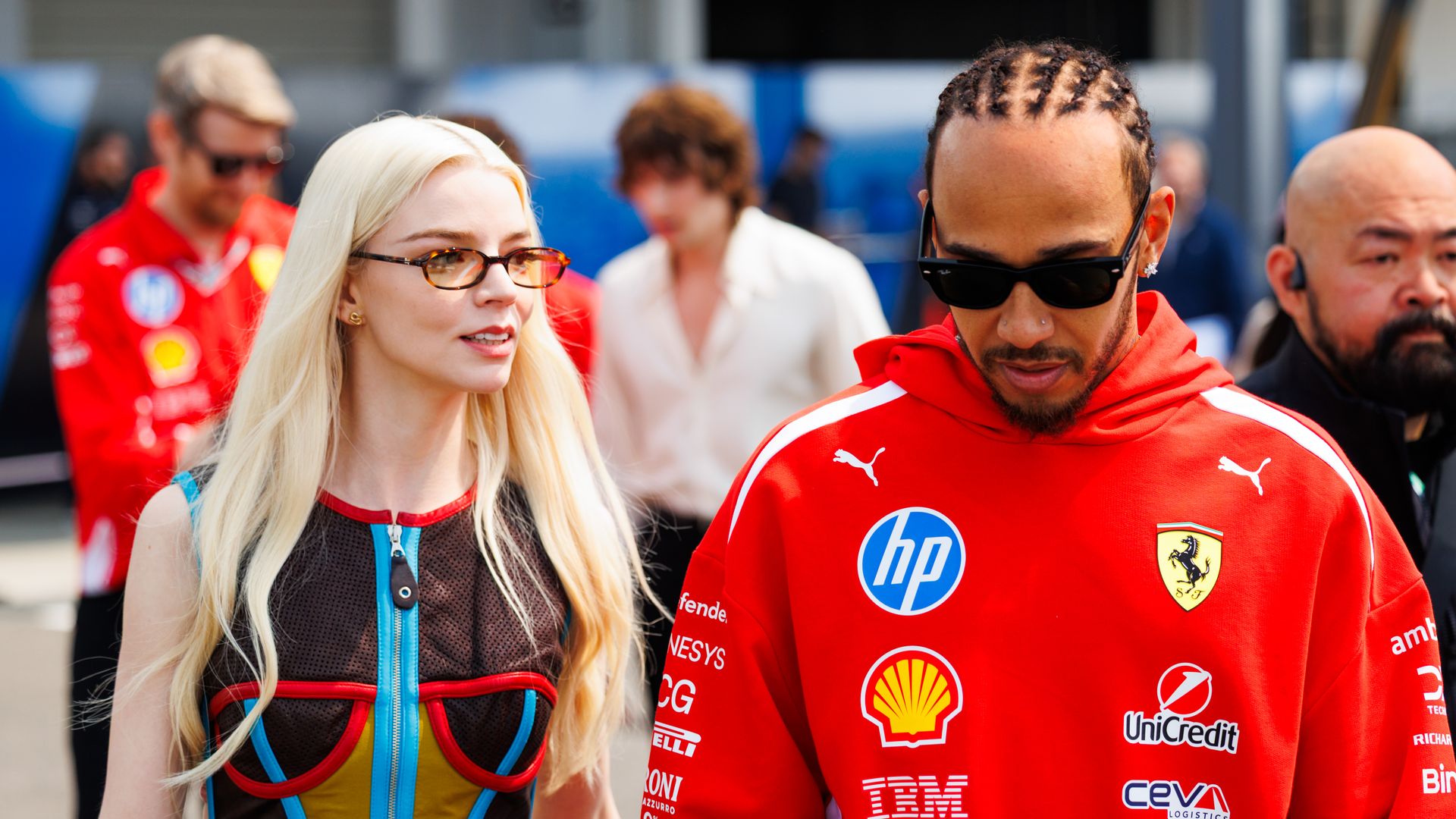 Anya Taylor-Joy y Lewis Hamilton comparten un momento lleno de estilo ...