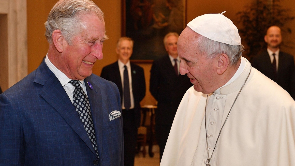 El Papa Francisco hace un obsequio al rey Carlos | ¡HOLA!