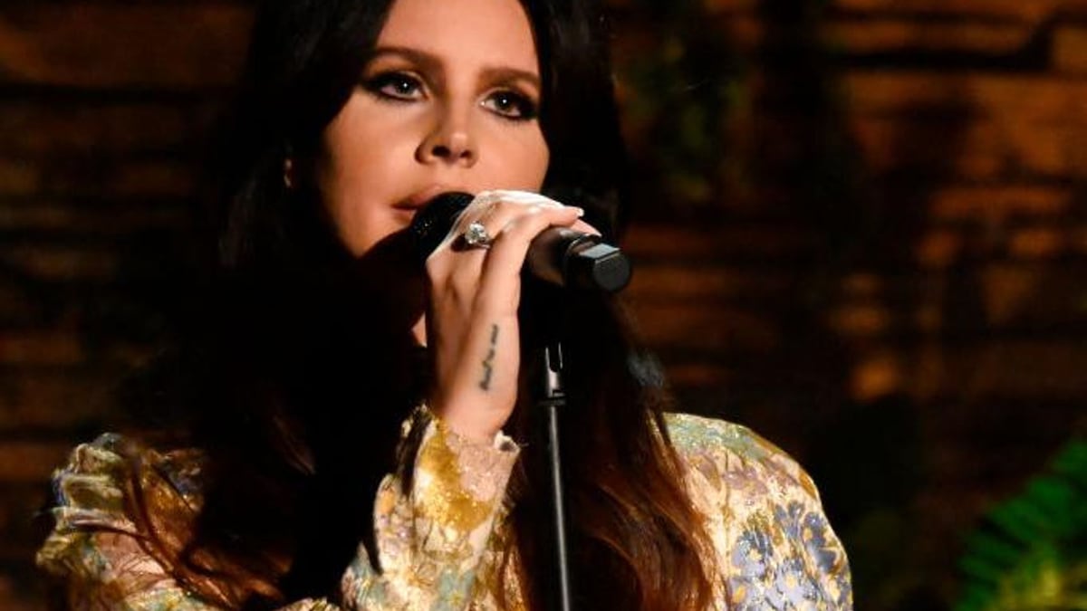 El nuevo extravagante reloj de Lana del Rey | ¡HOLA!