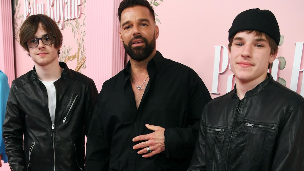 Ricky Martin posa en la alfombra roja con sus mellizos Valentino y ...