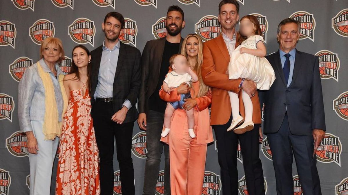 Pau Gasol con sus hijos y su mujer tras hacer historia en el Salón de ...