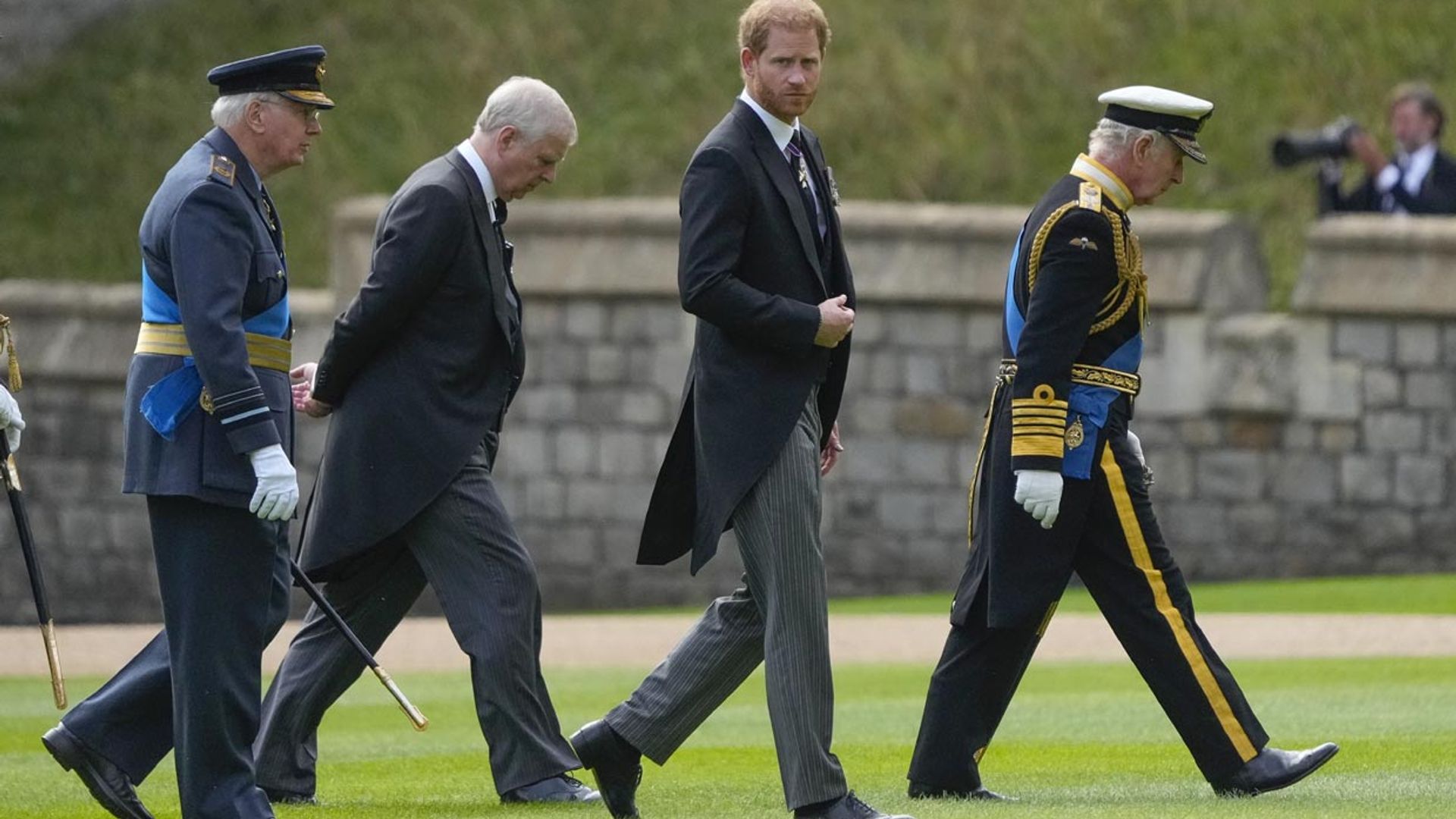 Los príncipes Harry y Andrés podrían dejar de ser regentes del rey Carlos
