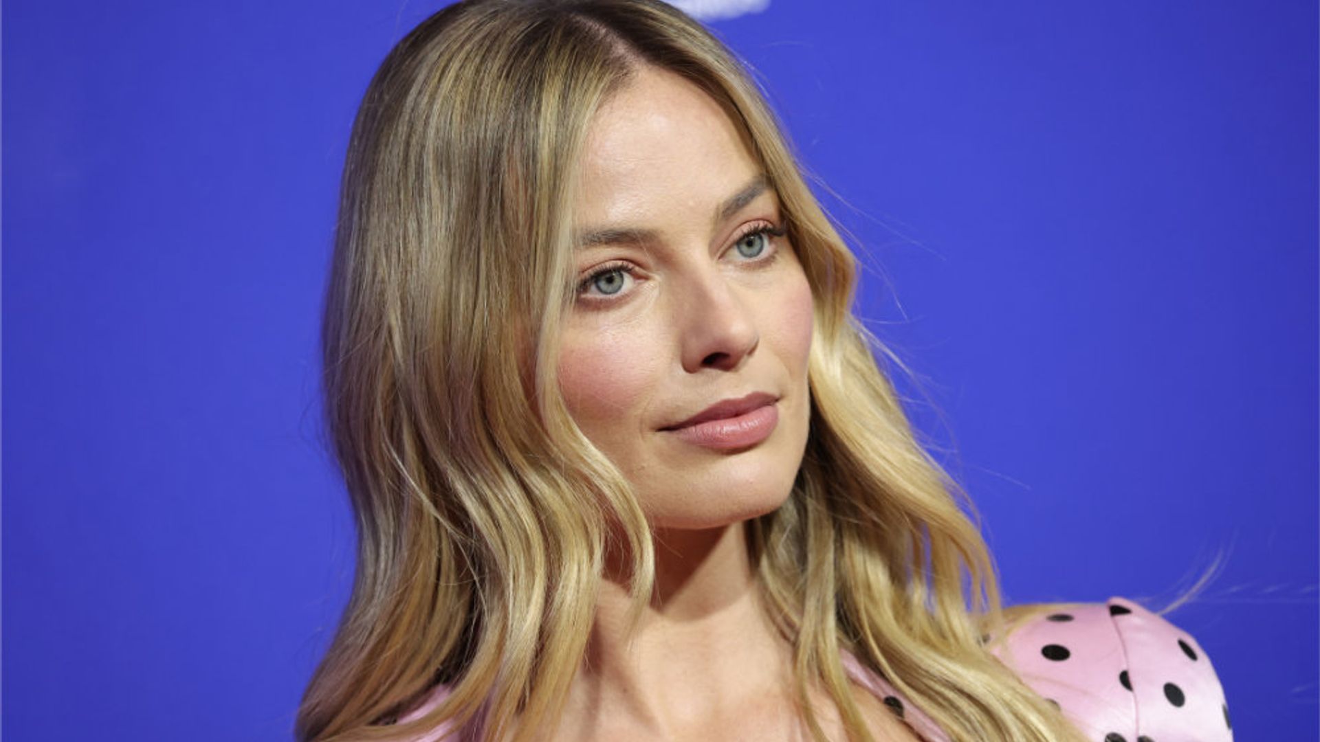 Margot Robbie elige un minivestido efecto piernas infinitas para su ...