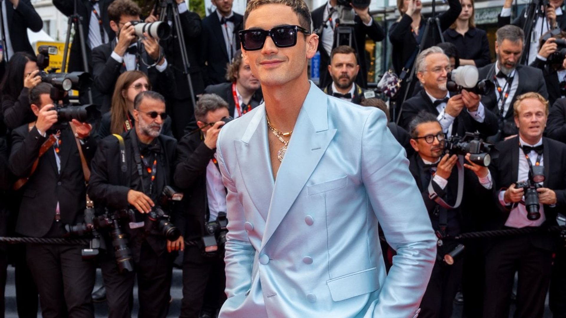 Alejandro Speitzer apuesta por el color durante su paso por Cannes | ¡HOLA! Alejandro Speitzer apuesta por el color durante su paso por Cannes | ¡HOLA!