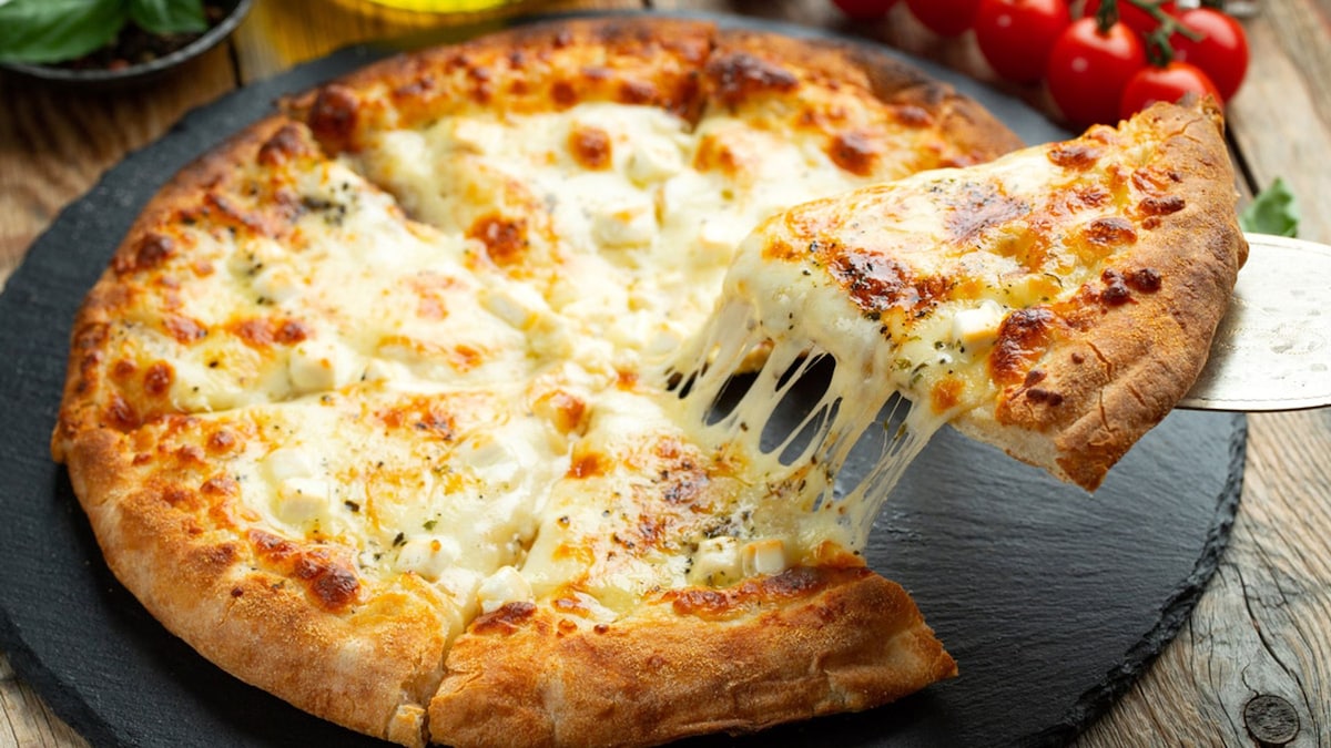 Pizza 'Cuatro quesos': receta fácil