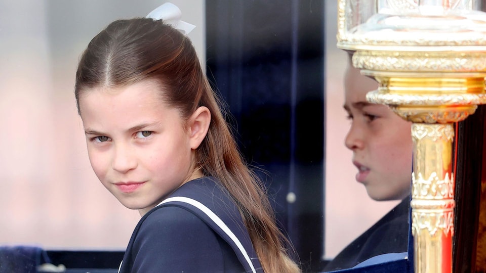 La princesa Charlotte, coordinada con Kate Middleton, cautiva con un ...