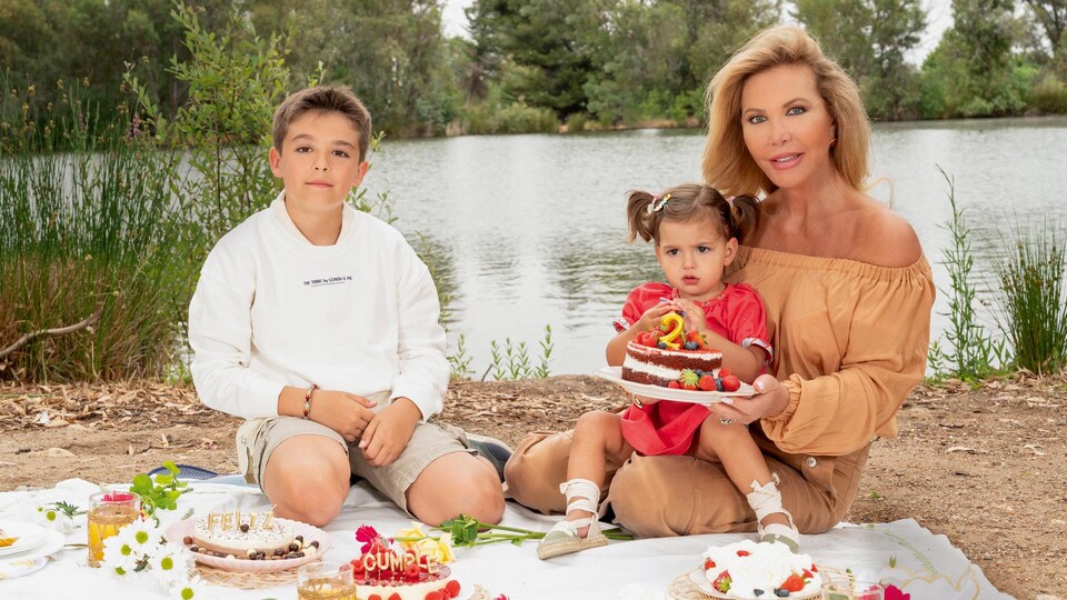 Norma Duval posa con sus nietos, Izan y Valentina, por primera vez