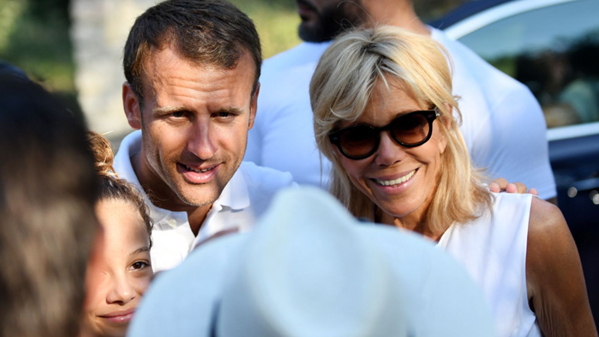 Los Macron disfrutan de unas vacaciones llenas de novedades con los ...