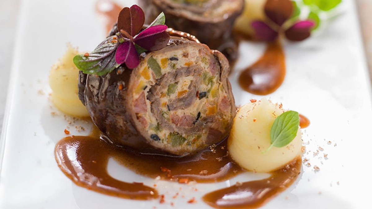 Ternera rellena con puré de patatas y jugo de carne