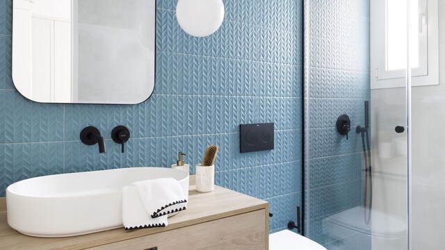 Baños pequeños, grandes ideas: 10 trucos que funcionan para ganar ...
