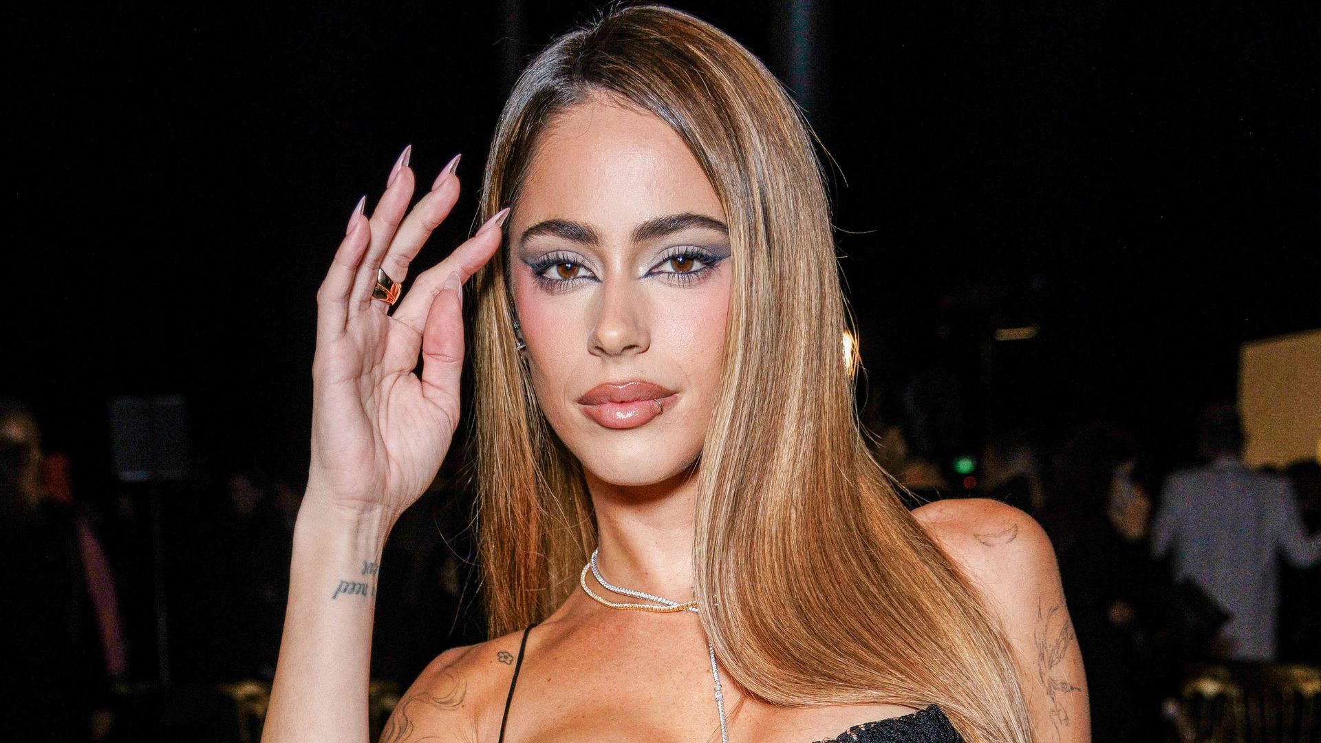 Tini sorprende en un look de animal print y encaje durante Paris ...