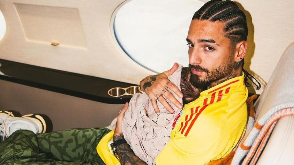 Maluma, el papá más feliz, comparte el primer viaje en avión de su hija ...