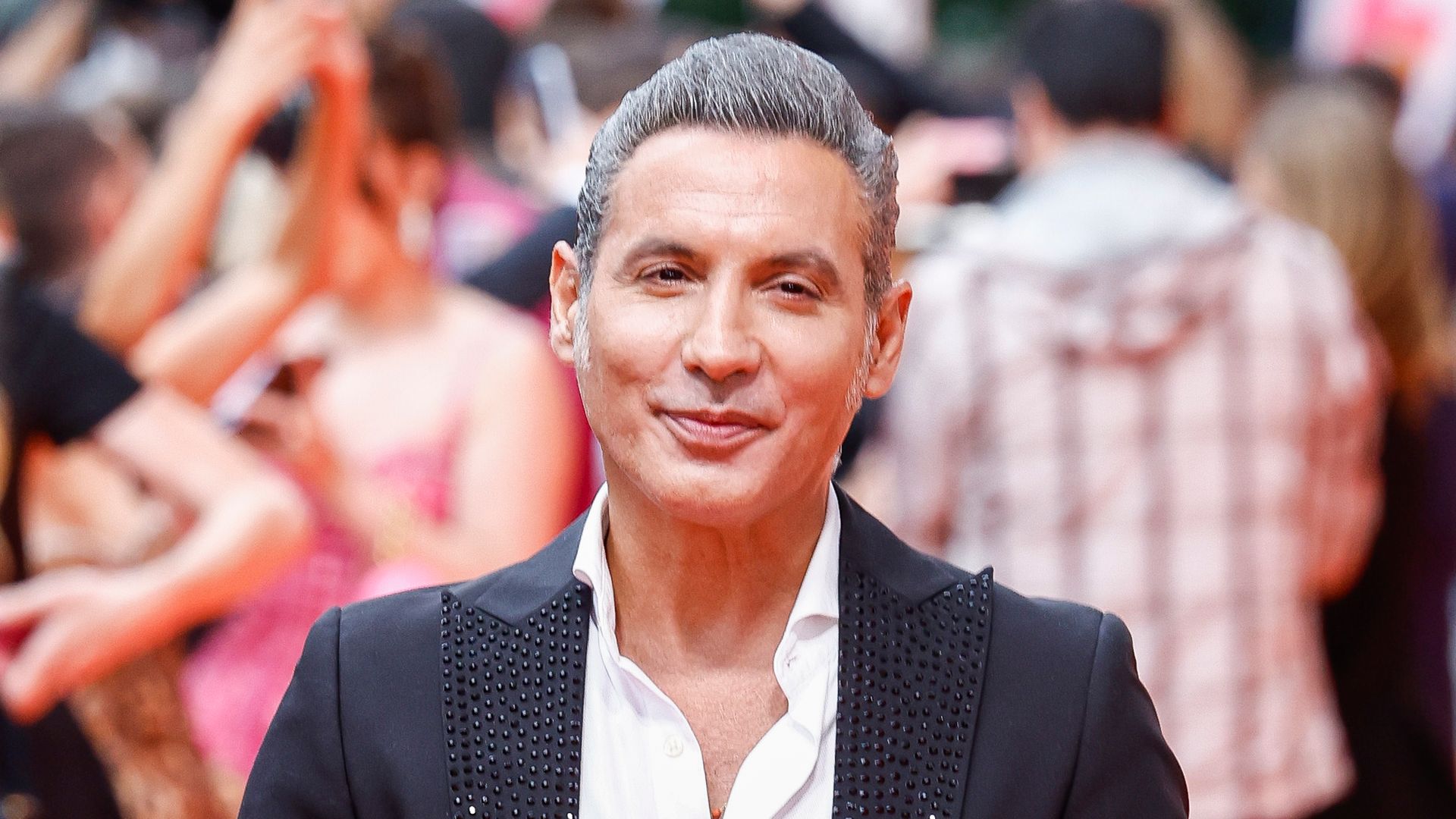 El romántico posado con el que Pitingo presenta oficialmente a su nueva ...