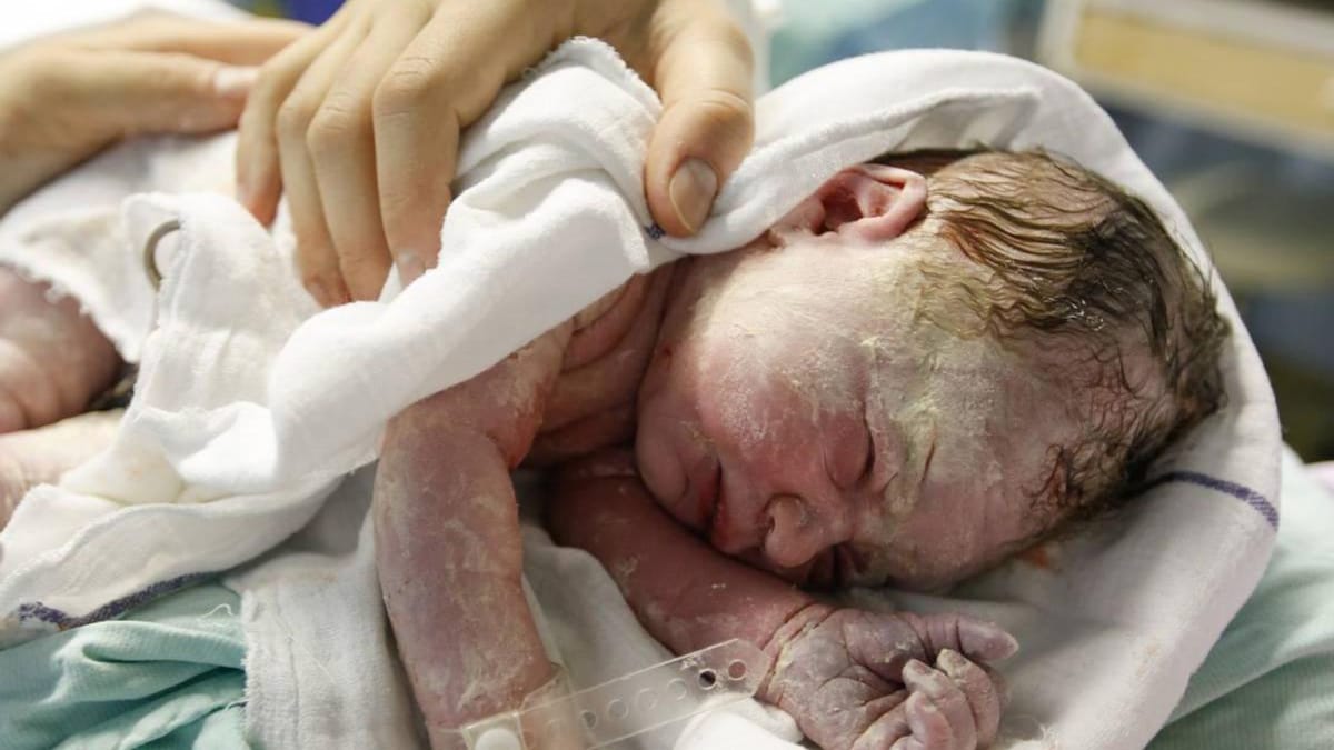 Qué es la vérnix caseosa y qué beneficios tiene para el bebé