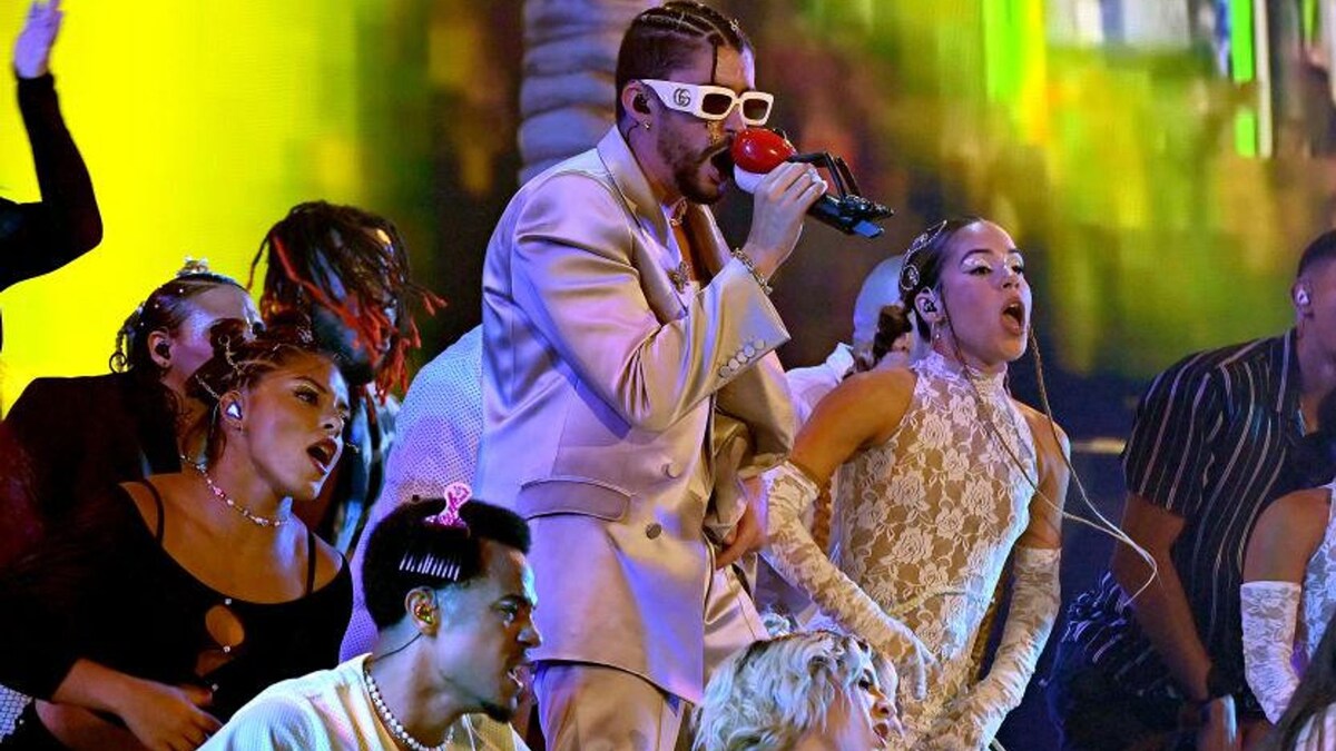 Bad Bunny hace historia en los VMA de MTV | ¡HOLA!