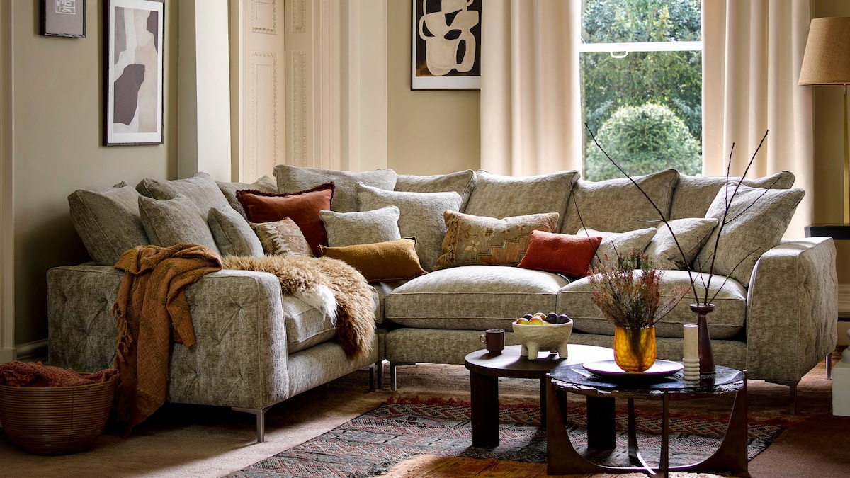 Formas de colocar los cojines en el sofá y dar un toque renovado a tu salón