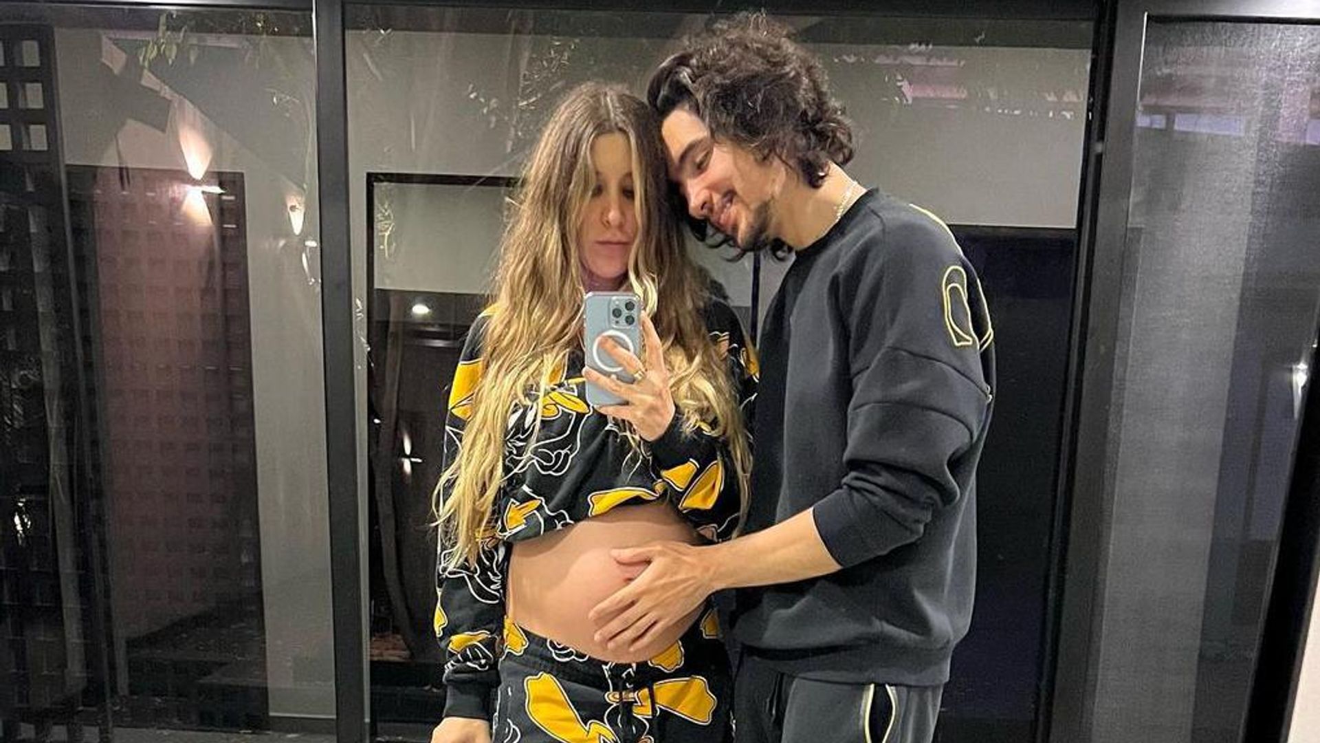 Álex Fernández y su esposa Alexia dan la bienvenida a su primera hija ...