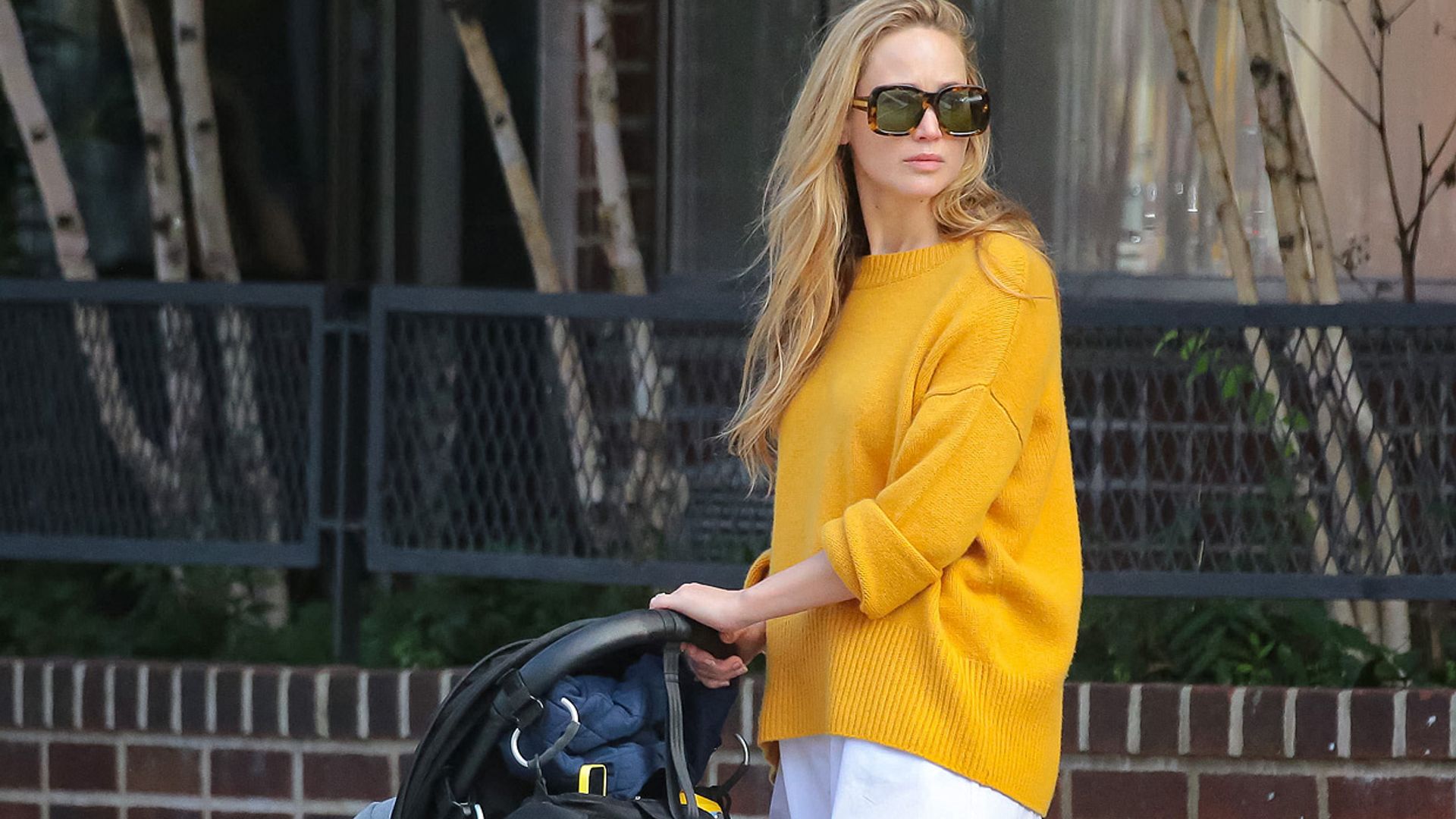 Jennifer Lawrence, glamurosa de noche y supermamá de día