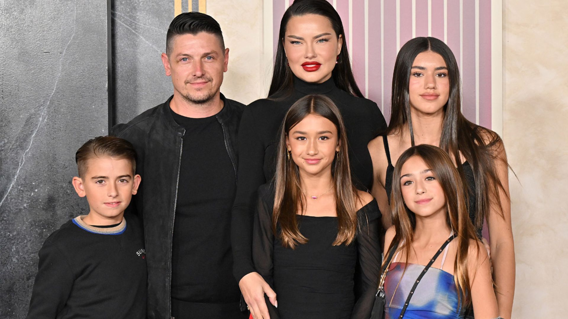 Adriana Lima posa junto a su 'modern family' en el estreno de 'Los ...