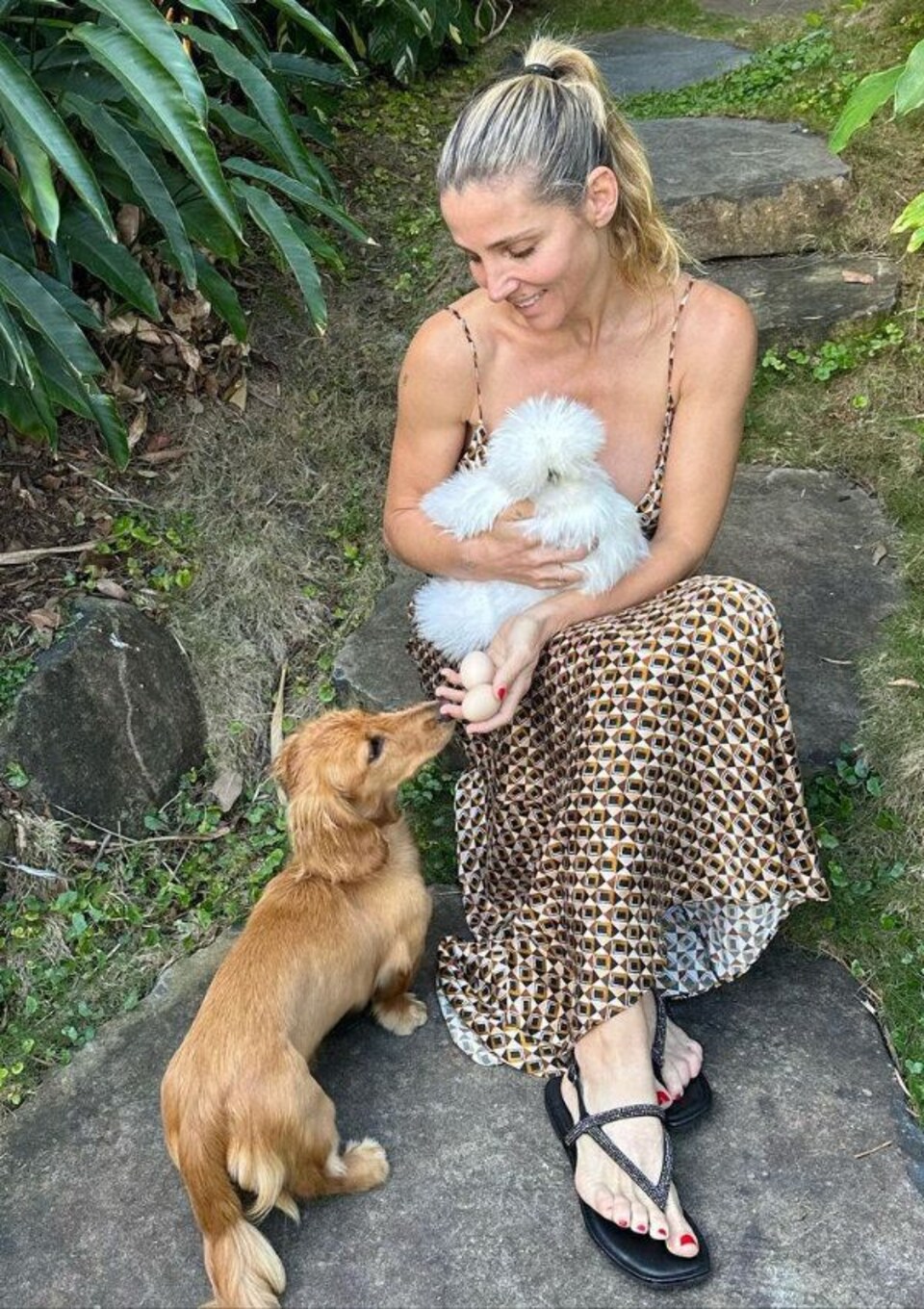 Elsa Pataky y las sandalias planas de menos de 50 euros que lleva con vestido